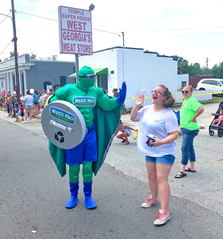 Waste Pro Un hombre visita Temple, Georgia, para el Día de los ...